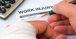 Un'infortunio in un laboratorio di cartotecnica.